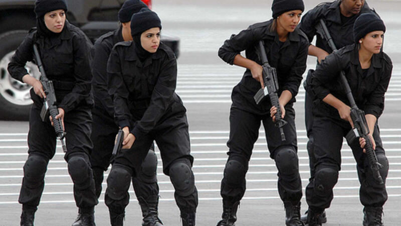 Kuwaiti policewomen break fashion rules while enforcing the law | Al Bawaba