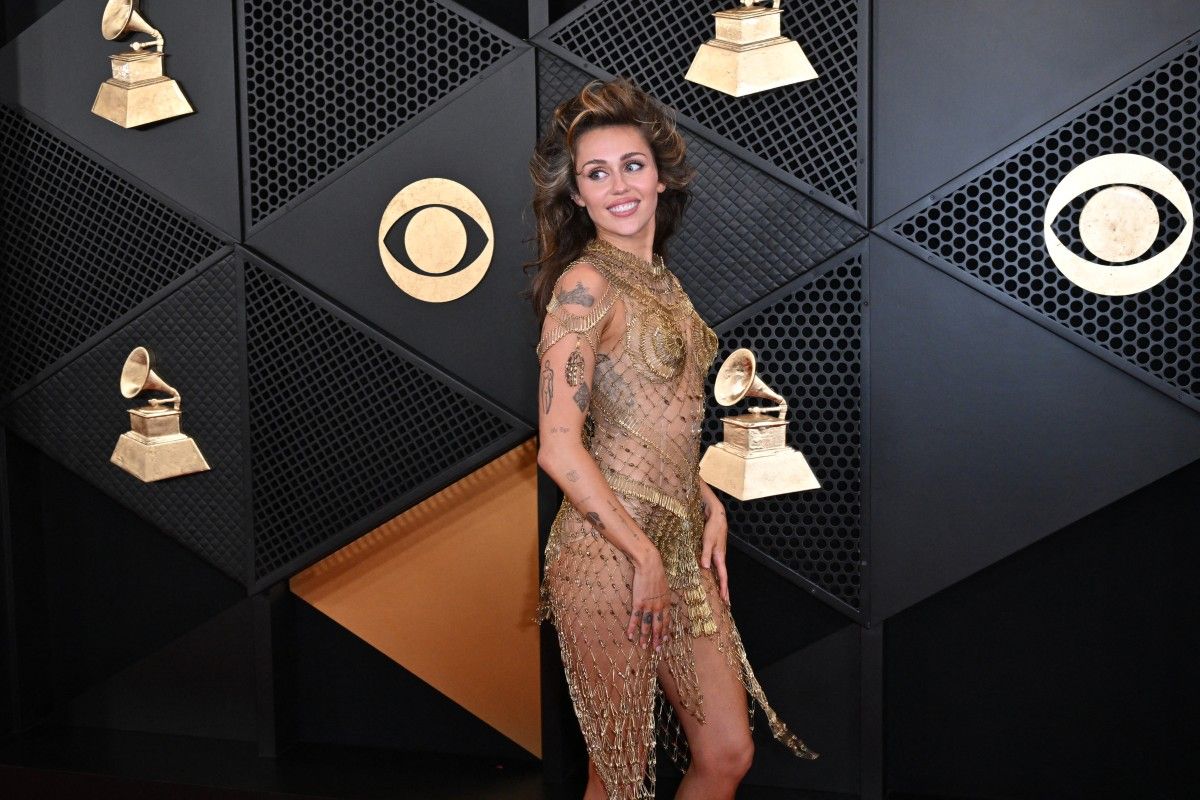 Miley Cyrus wears a naked dress made of gold safety pins at the 2024 Grammys | Al Bawaba