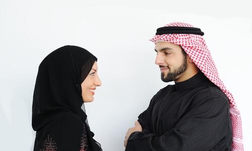 هل يجوز تقبيل الزوجة في رمضان؟ البوابة